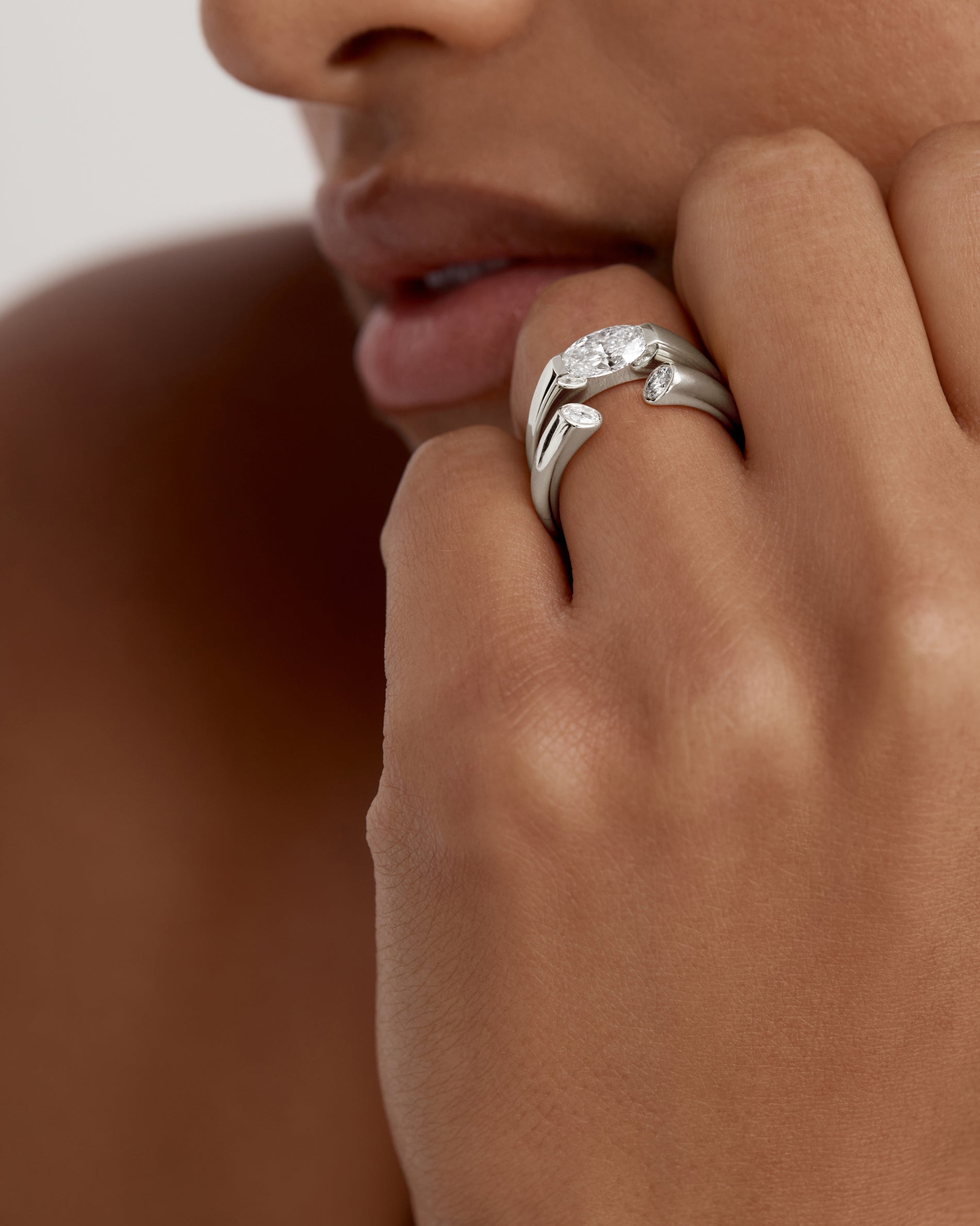 Suspense Oval Ring | 18 Karat Gold Natural Diamond | SARAH & SEBASTIAN