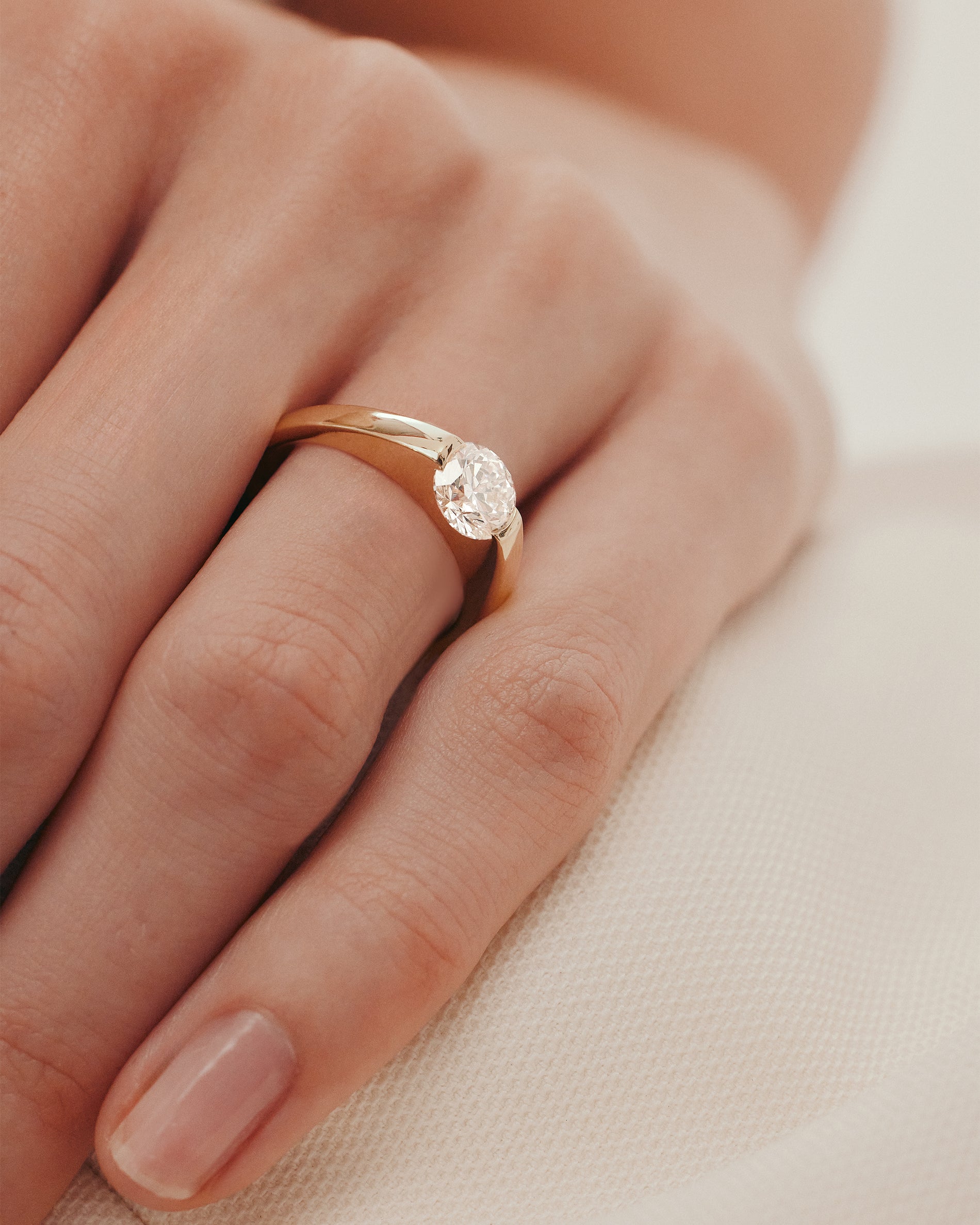 Suspense Round Ring | 18 Karat Gold Natural Diamond | SARAH & SEBASTIAN