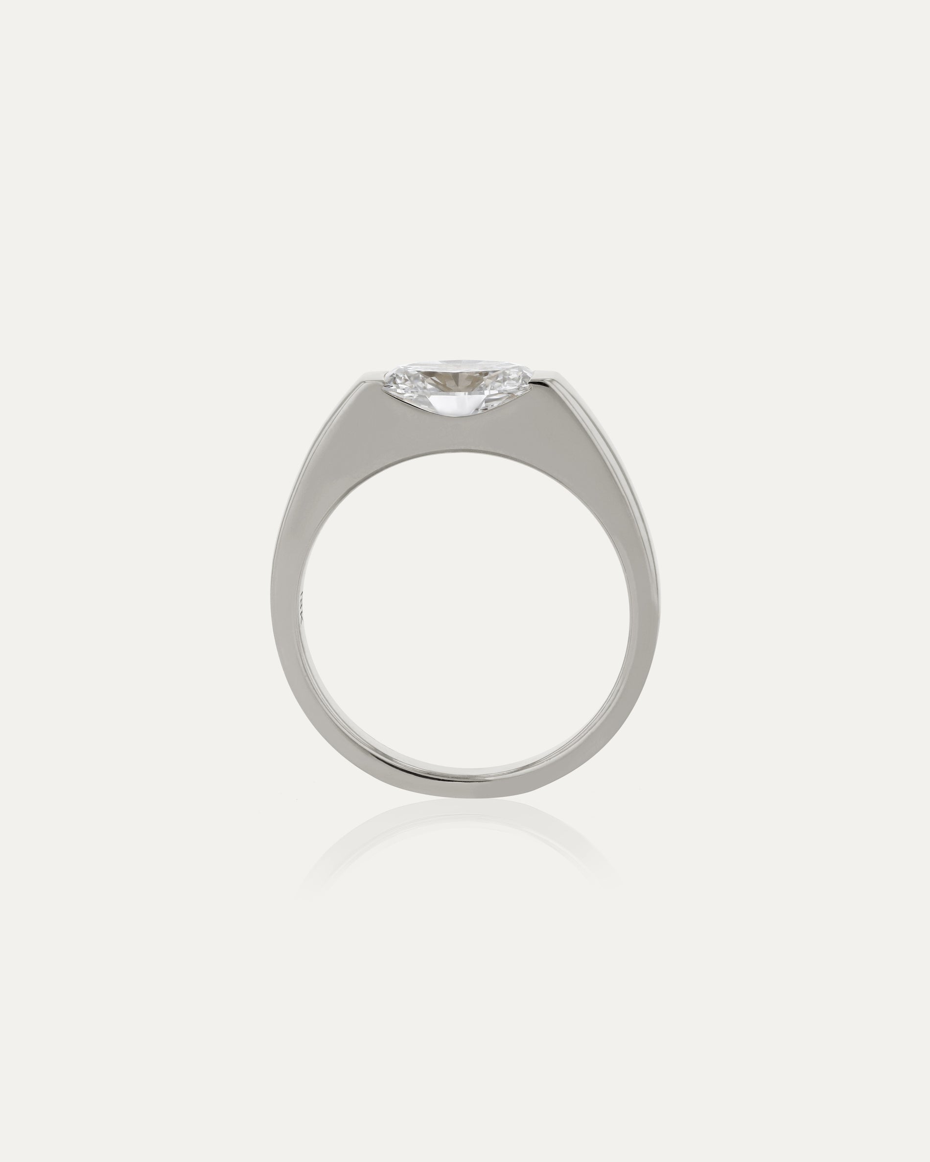 Suspense Oval Ring | 18 Karat Gold Natural Diamond | SARAH & SEBASTIAN