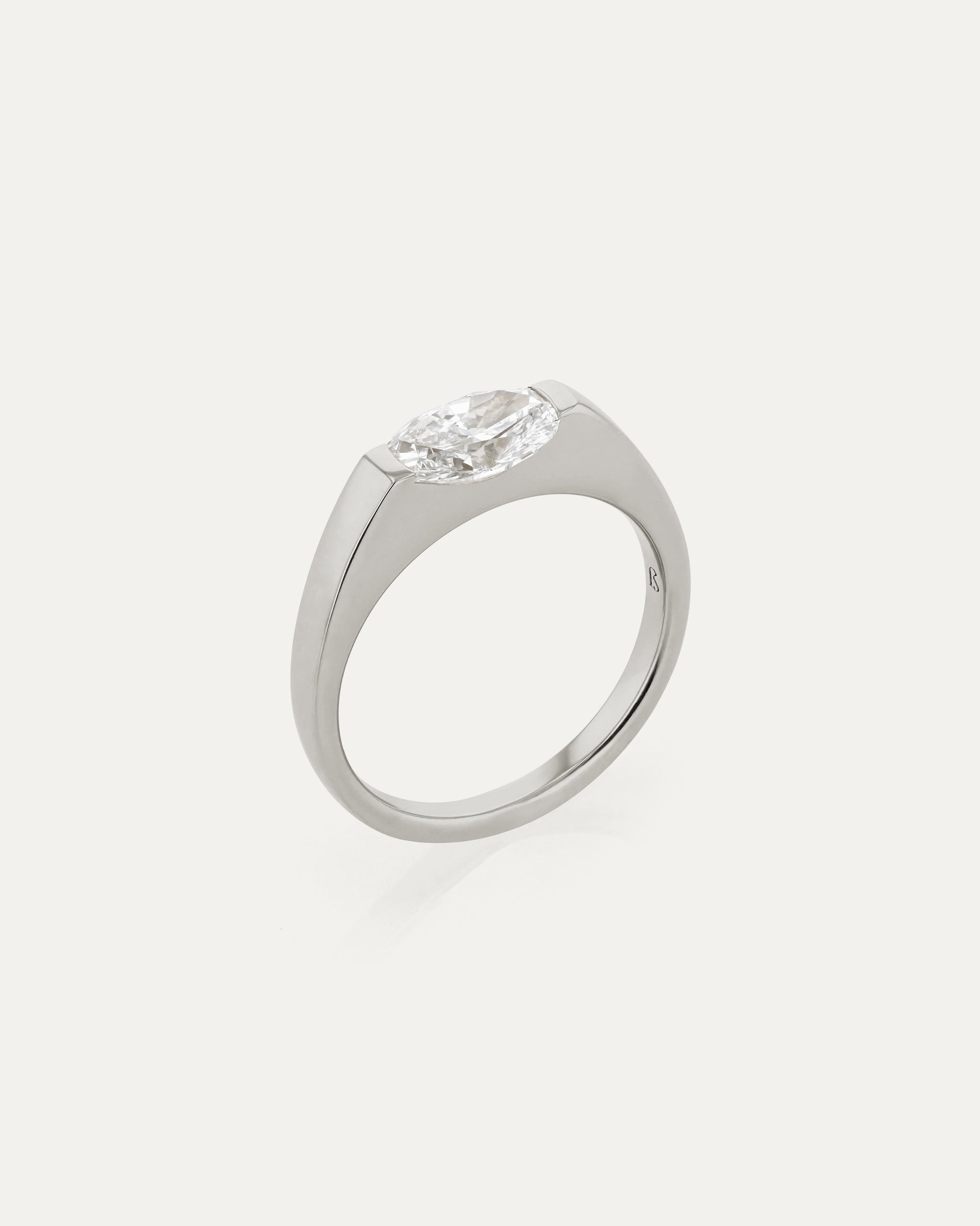 Suspense Oval Ring | 18 Karat Gold Natural Diamond | SARAH & SEBASTIAN